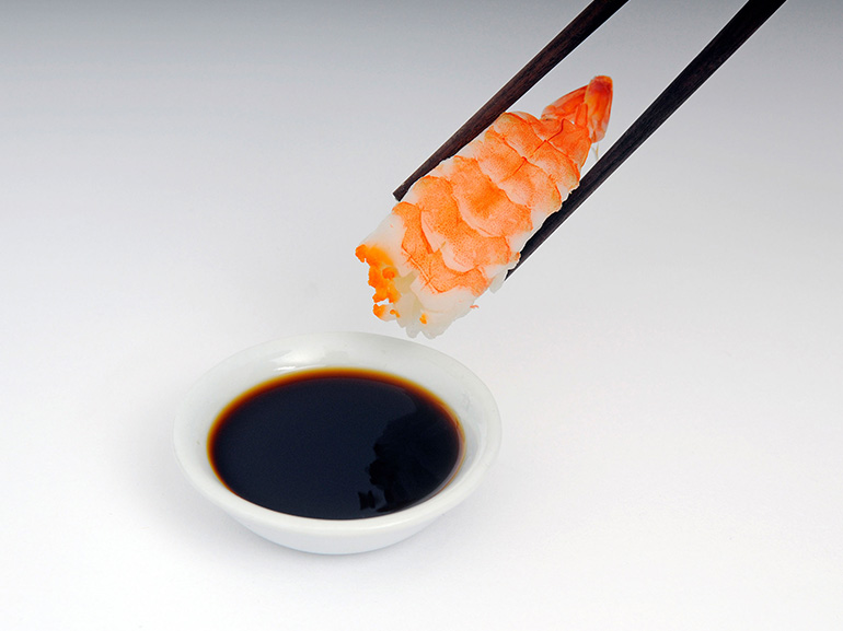 Amanti del sushi! Ad ognuno la sua salsa di soia.
