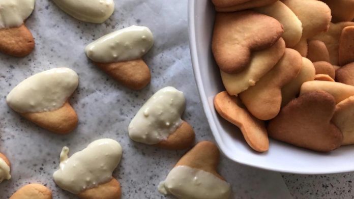 Biscotti da tè semplici e veloci per l'appuntamento del pomeriggio